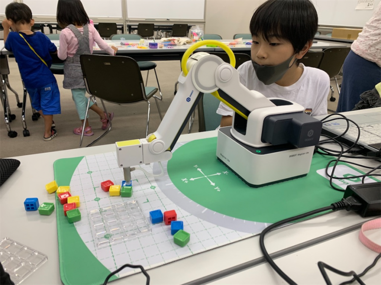 Grips、プログラミング学習に最適な教育用ロボットアーム・dobot Magician Liteをcoderdojo向けに提供 ニュース Coderdojo Japan